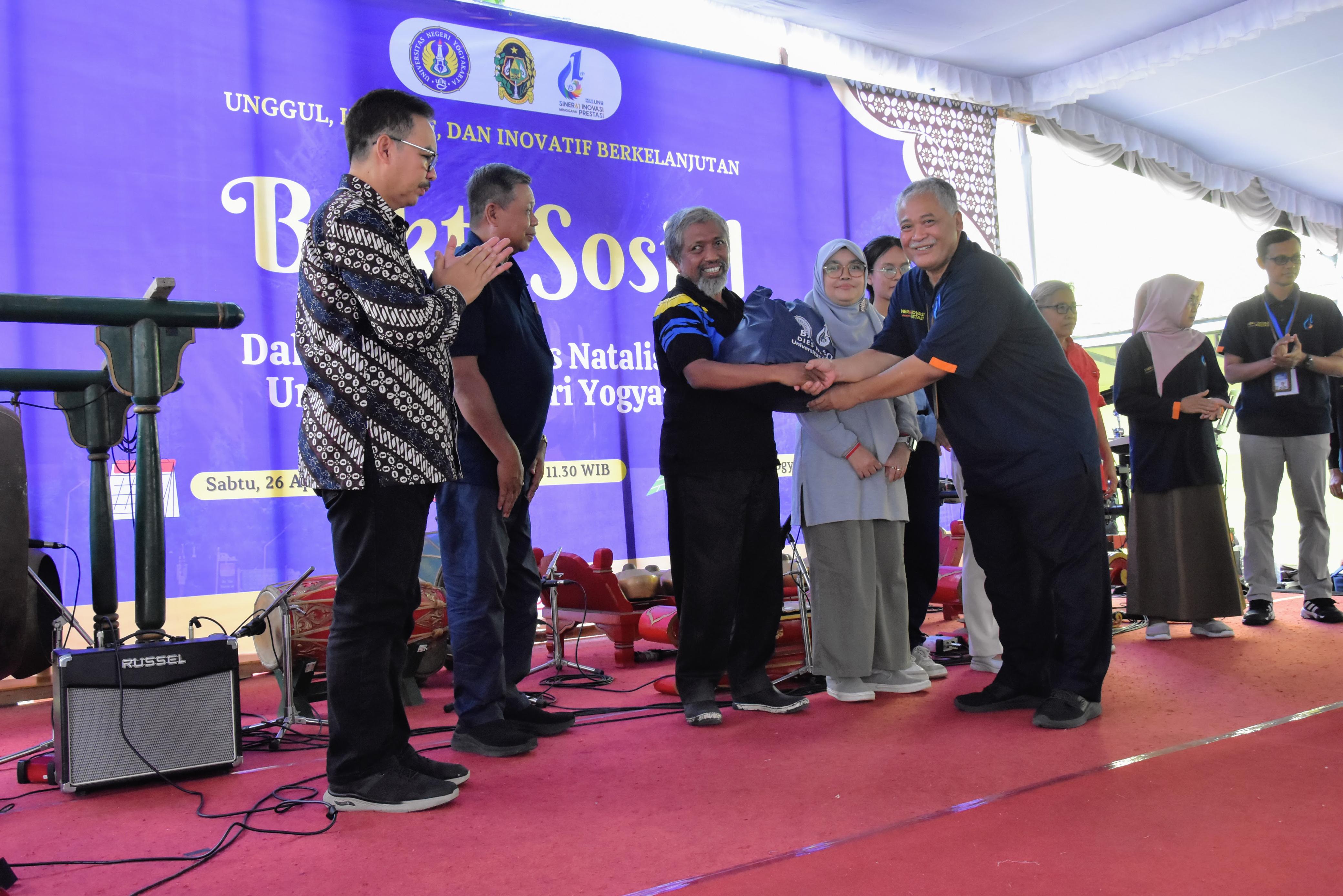 Community Service to Celebrate 61st Anniversary | Universitas Negeri Yogyakarta